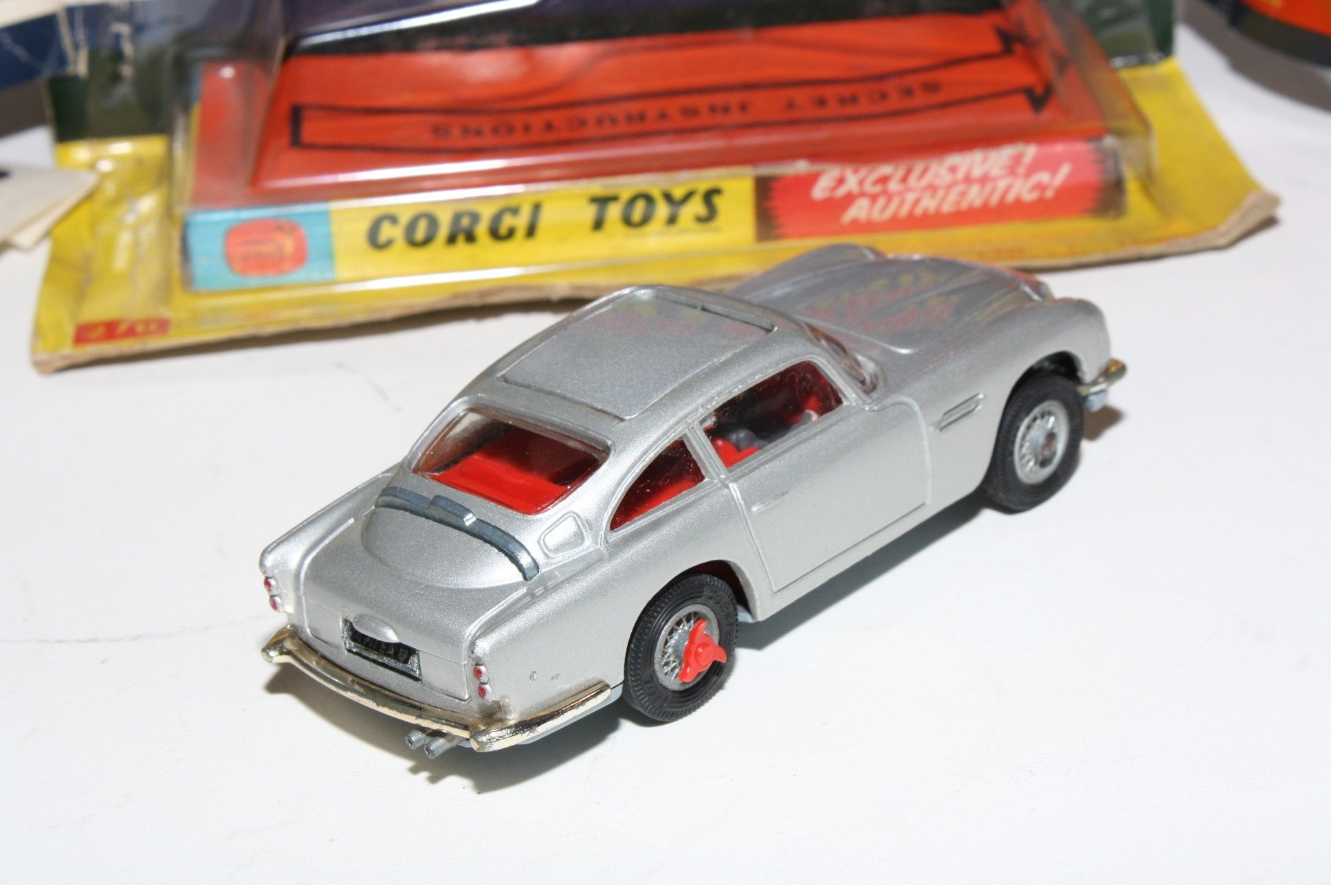 Corgi 270 James Bond Aston Martin DB5, VNM, Complete in Original Pack ...